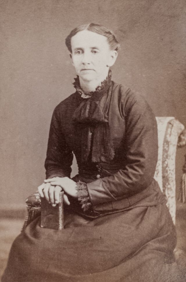 Victorian Readers: 40 Vintage Portraits of People Posing With Their ...