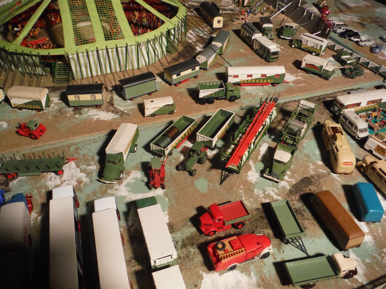 Circusmodellbau: Circus Sarrasani 1:87