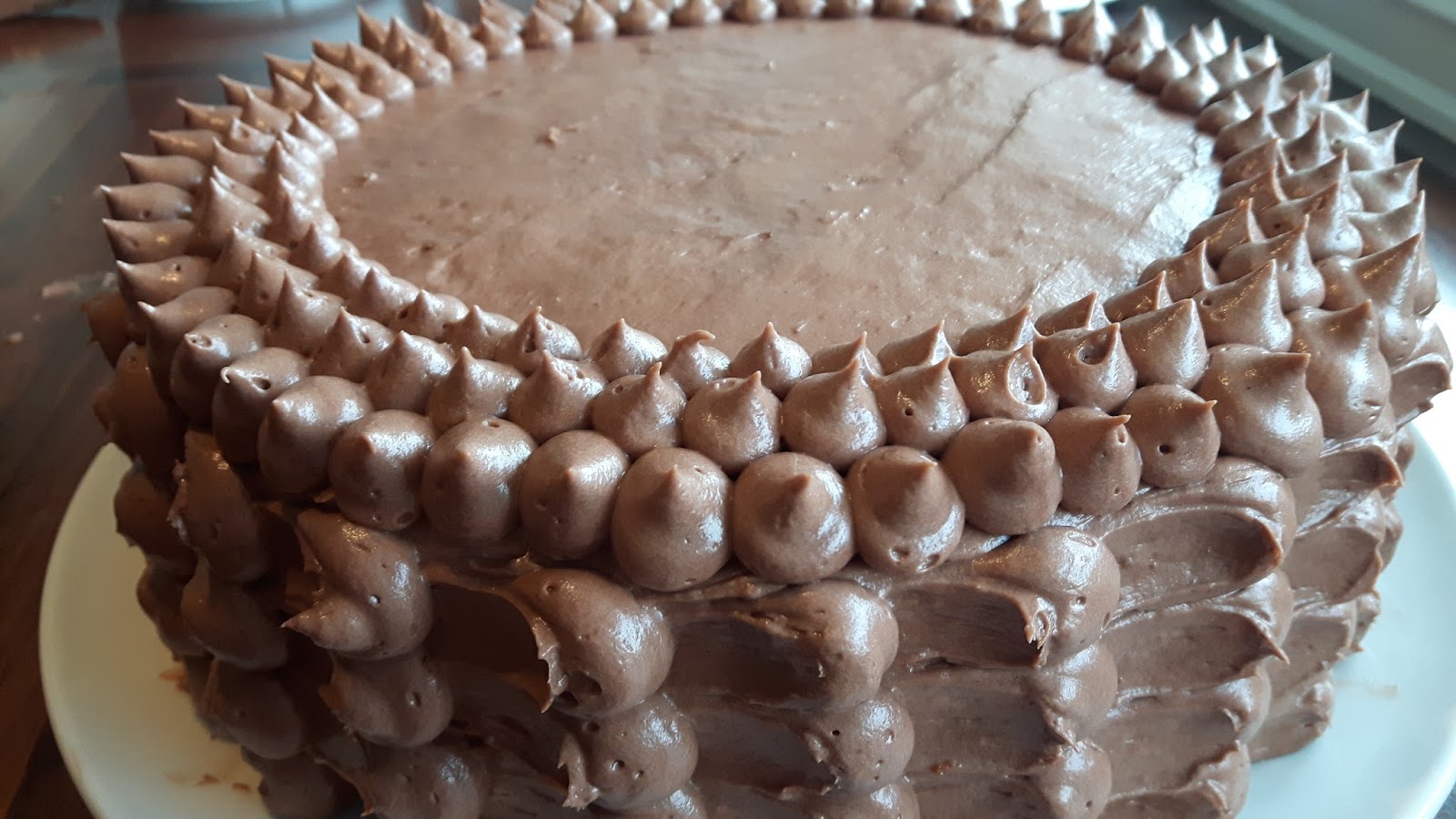 Sjokoladekake med bær til pynt