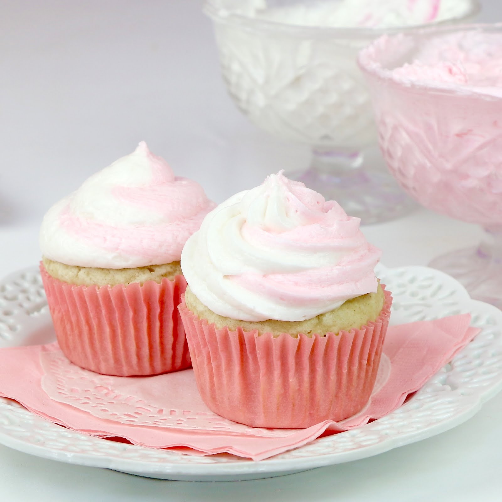 {VIDEO} How To Pipe a Two-Toned Frosting Cupcake Swirl - The Lindsay Ann