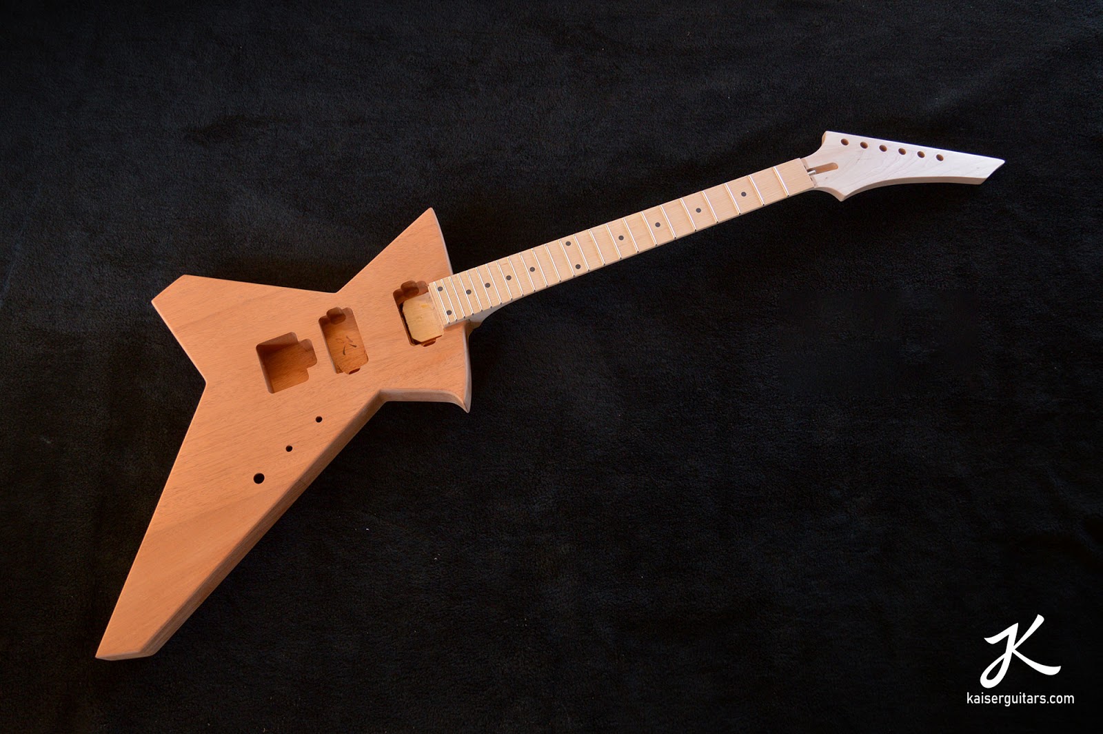 Custom GT - Kaiser Guitars - Corpos e braços usinados em CNC