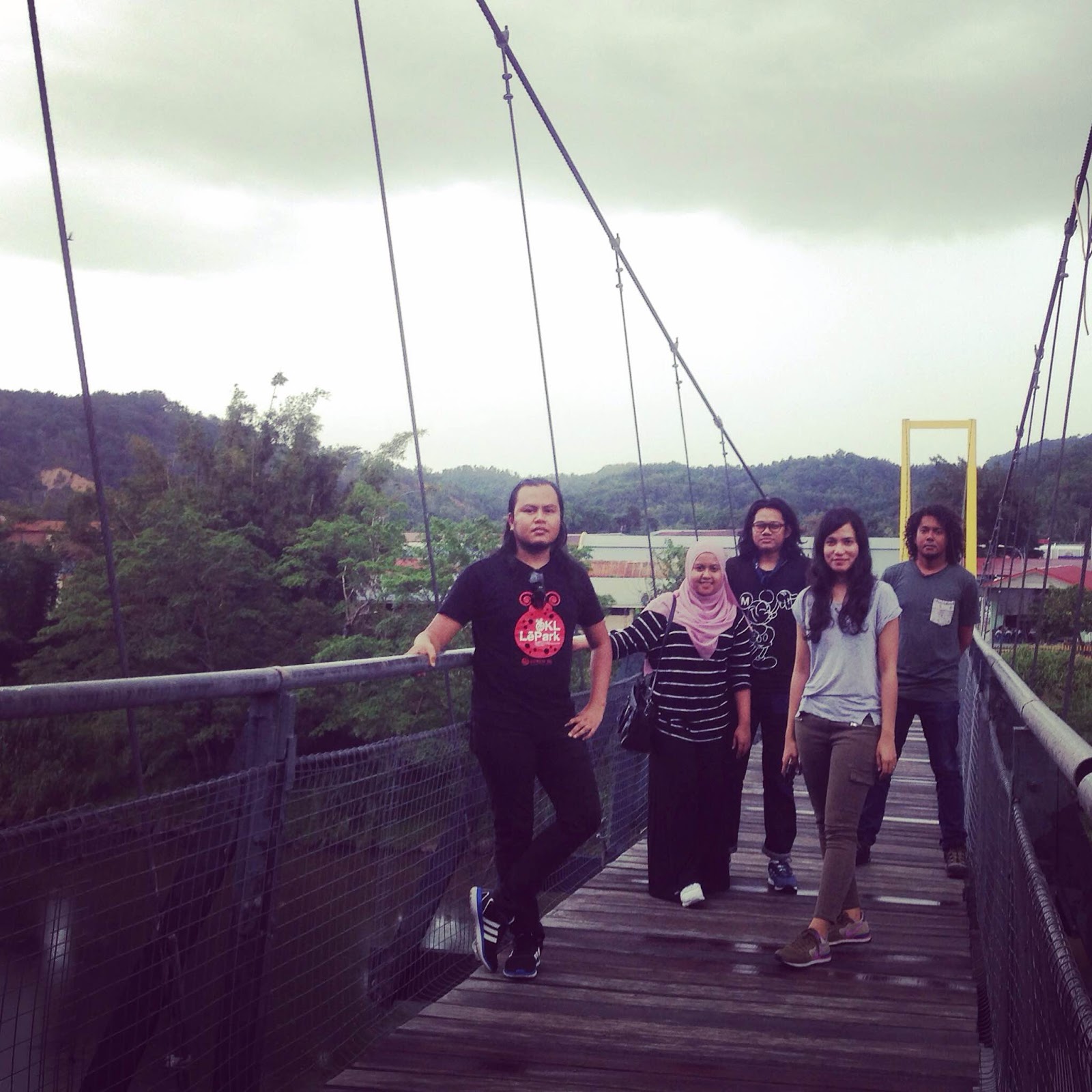 Aloy Paradoks Menulis