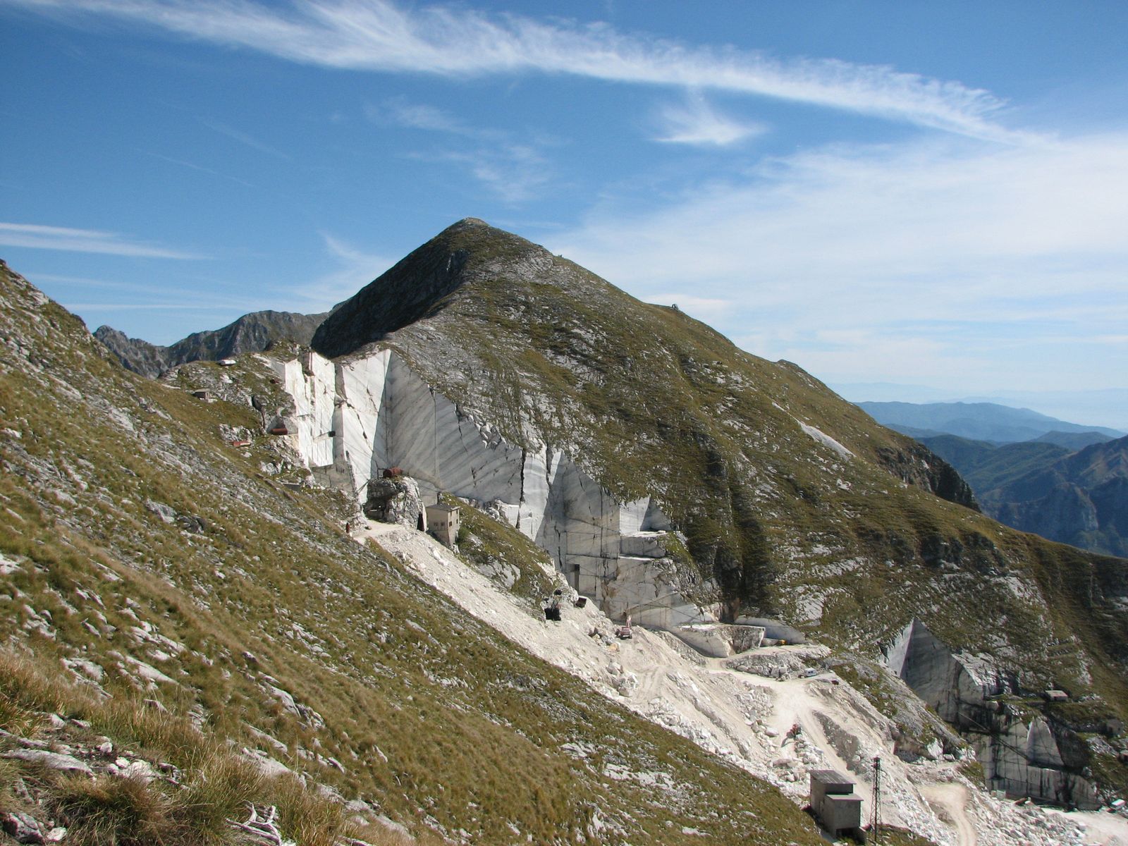 Scempio apuane: CAVE DEI TAVOLINI MONTE CORCHIA