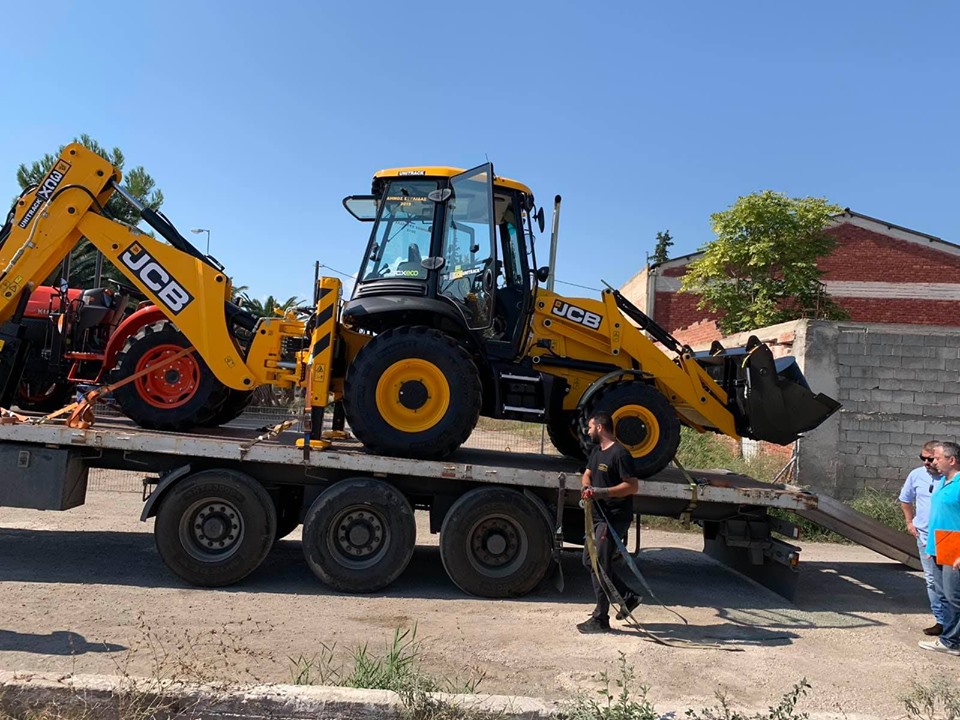 Βιργινία Στεργίου: Νέο μηχάνημα έργου JCB το οποίο θα εξυπηρετεί τις ...