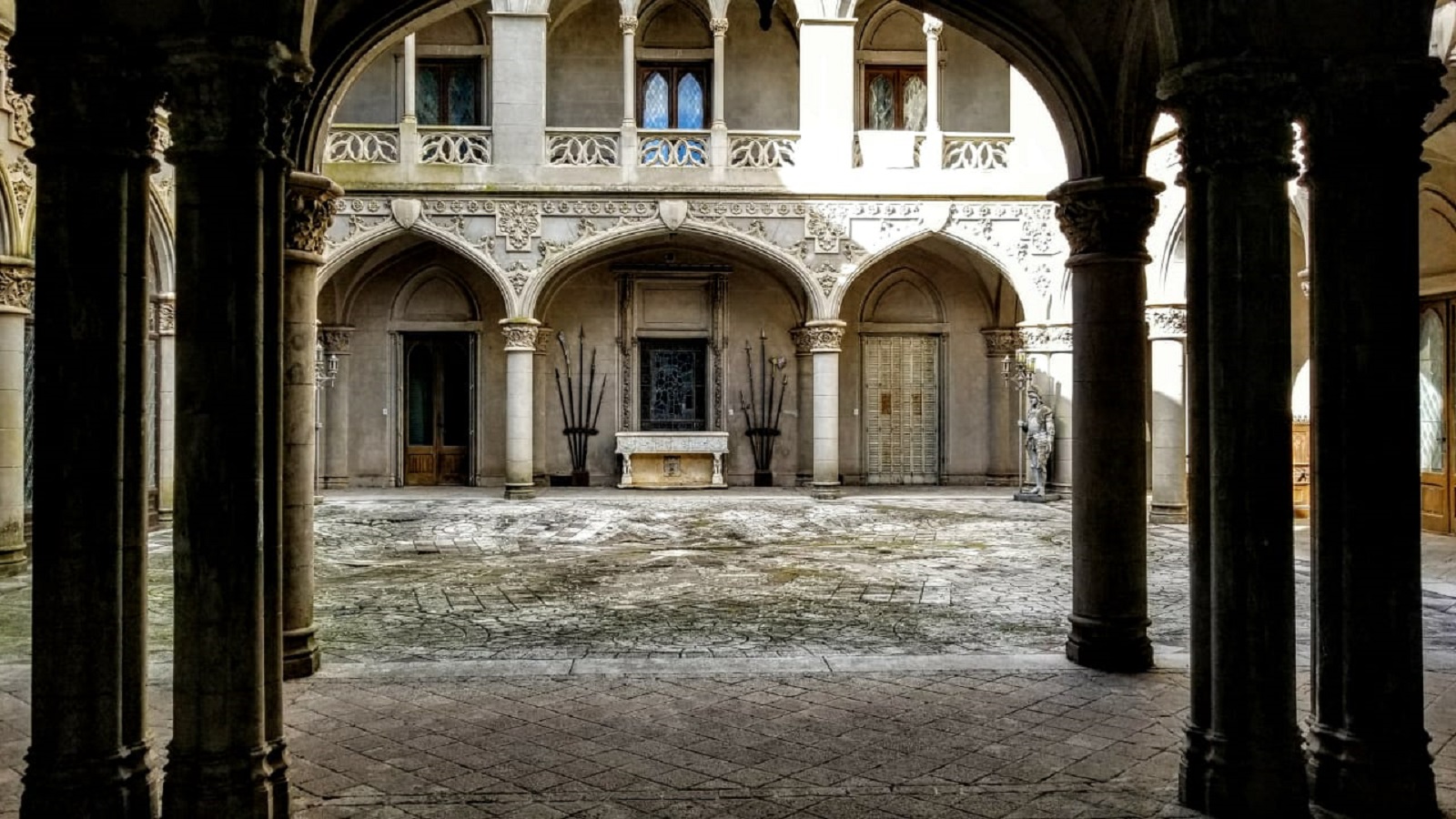 VIAJERO RODANTE: CASTILLO NAVEIRA, LUJÁN Un lugar de intriga y misterio.