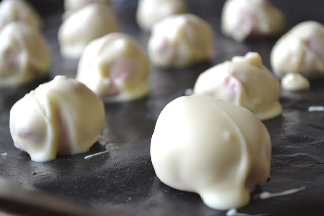 ellieand: RASPBERRY WHITE CHOCOLATE TRUFFLES