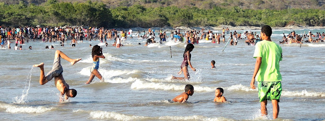 MILES DE PERSONAS ABARROTARON PLAYA DE MONTE RÍO EN AZUA DURANTE ...