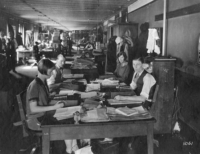 30 Vintage Photographs That Show Old Offices and People Who Were ...