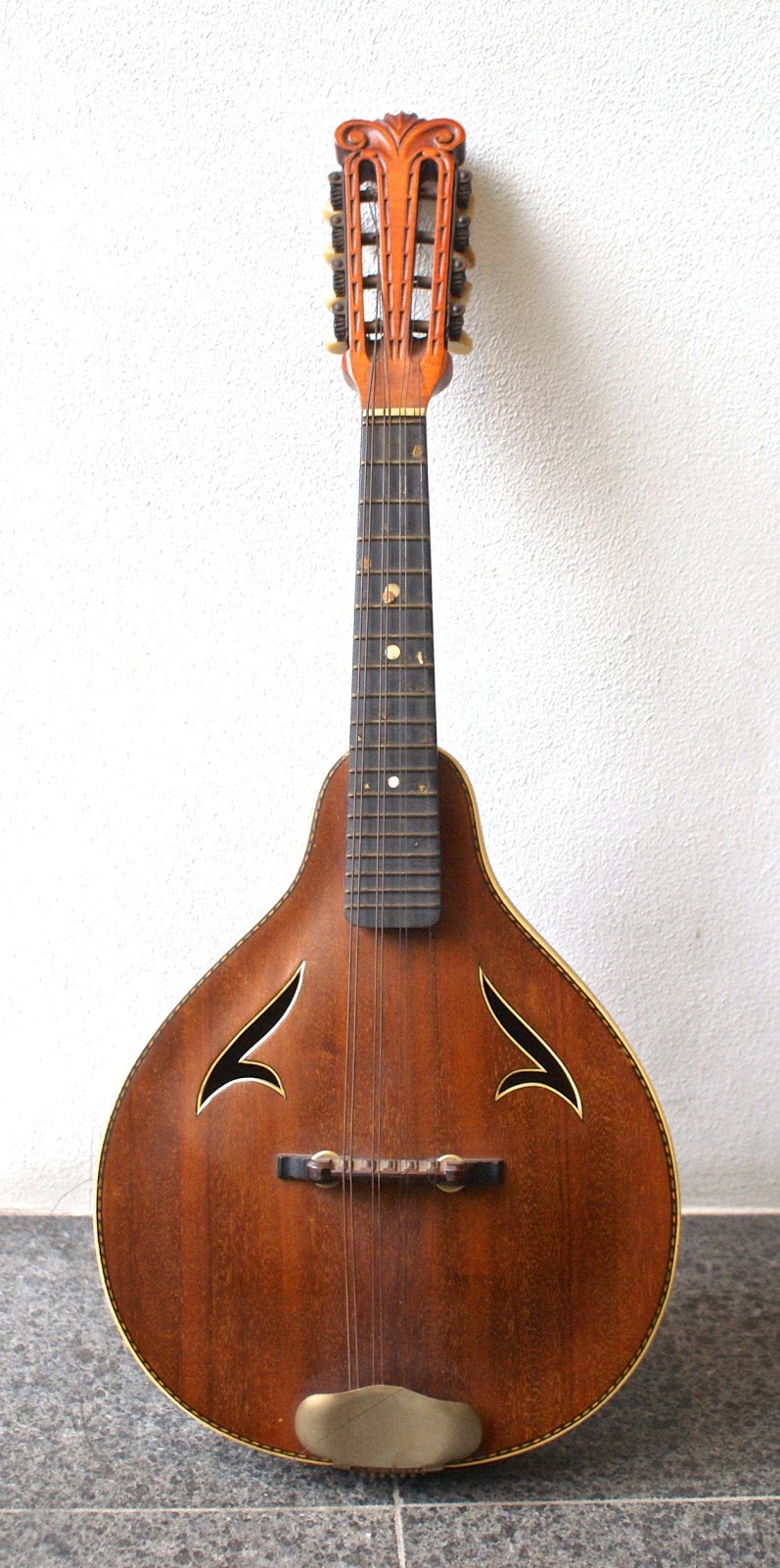 Mandolines: Handcarved Brauer Mandolin / Mandolin labelled "ITALIA".