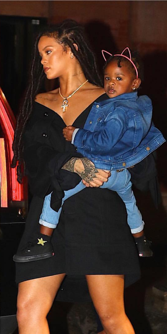 BLOG: Rihanna steps out in New York with niece Majesty - Photos!