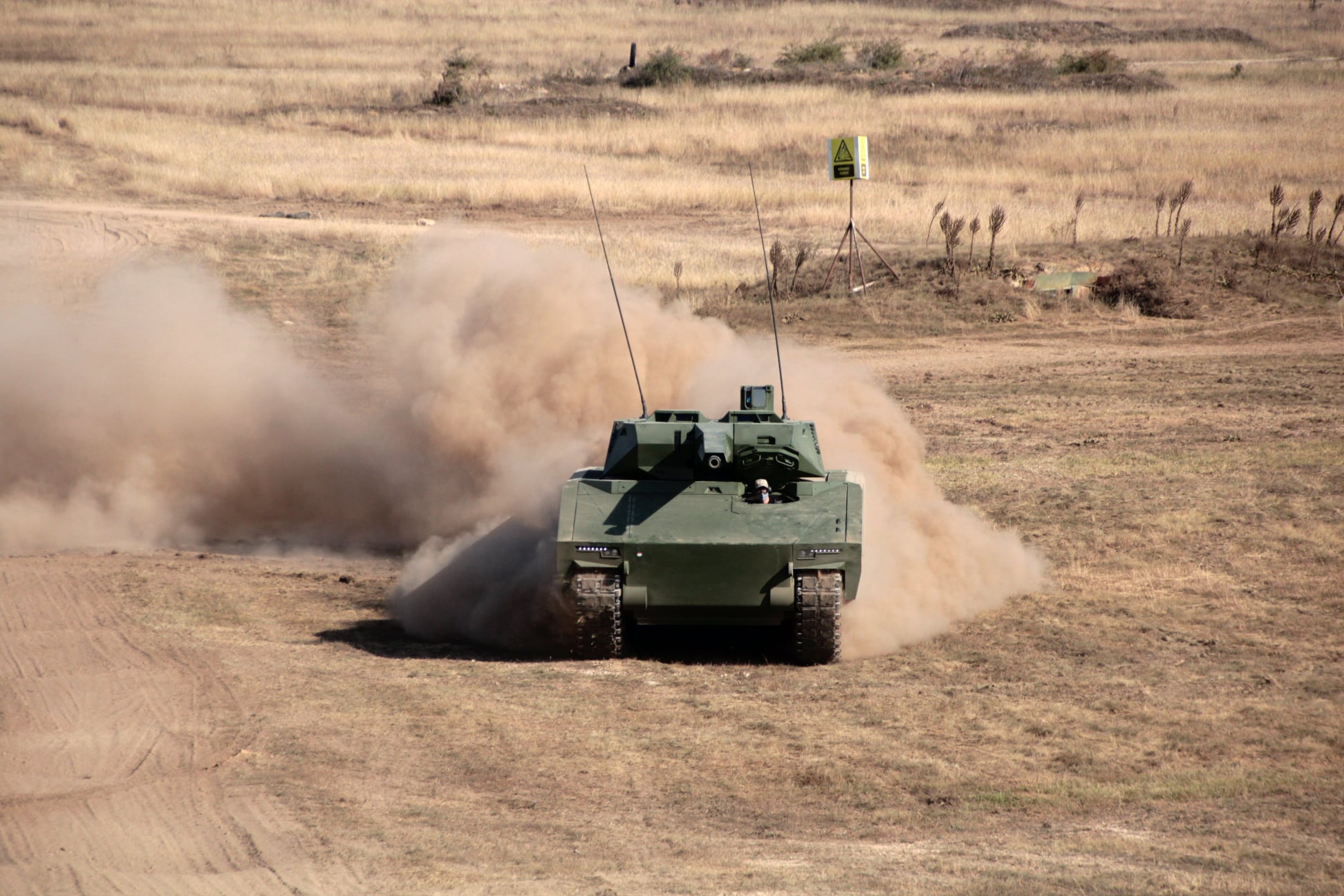 The Dead District: Rheinmetall Lynx IFV demonstration in Hungary