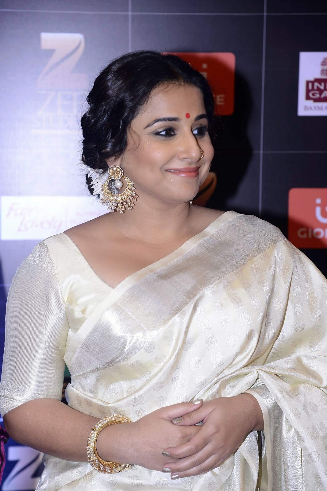 Bollywood Vidya Balan Latest Beautiful Photos In White Saree Bollywood Vidya Balan Latest Beautiful Photos In White Saree