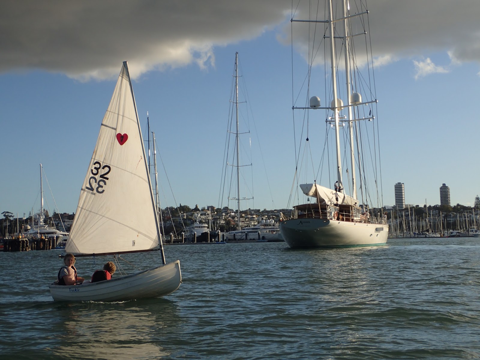 SV FLUENTA : Trickle and the Megayachts