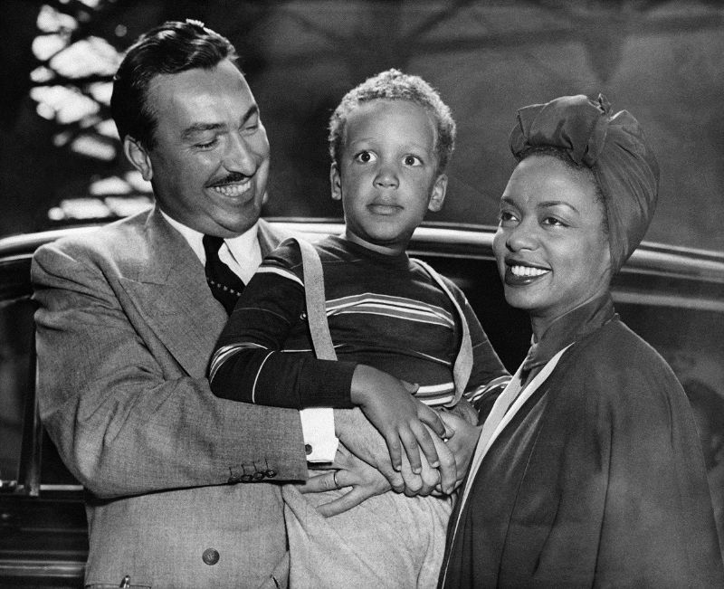 20 Vintage Photographs That Capture Lovely Moments of Famous Families ...