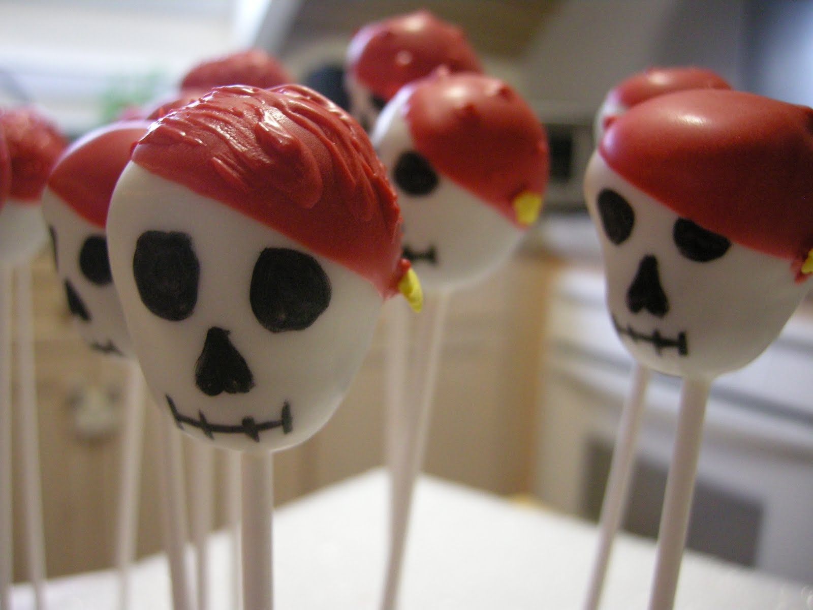 Cake Pop Insanity!: Skull and Pirate Skull Cake Pops