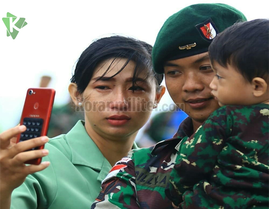 10 Momen Haru Prajurit TNI Tinggalkan Keluarga Demi Tugas Negara 10 Momen Haru Prajurit TNI Tinggalkan Keluarga Demi Tugas Negara
