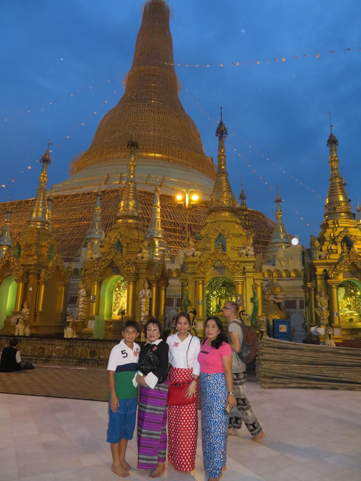 Kee Hua Chee Live!: VISITING SCHWEDAGON GOLDEN PAGODA TEMPLE IN YANGON ...