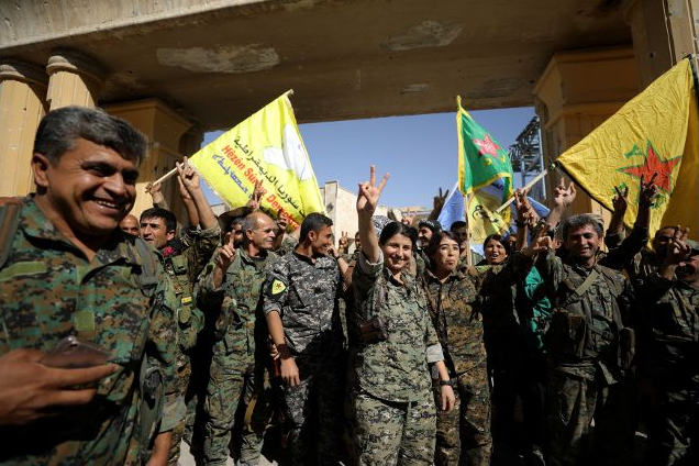 Συρία: Οι μαχητές της YPG πιστώνουν στον Οτσαλάν τη νίκη τους στη Ράκα ...