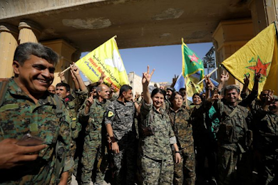 Συρία: Οι μαχητές της YPG πιστώνουν στον Οτσαλάν τη νίκη τους στη Ράκα ...