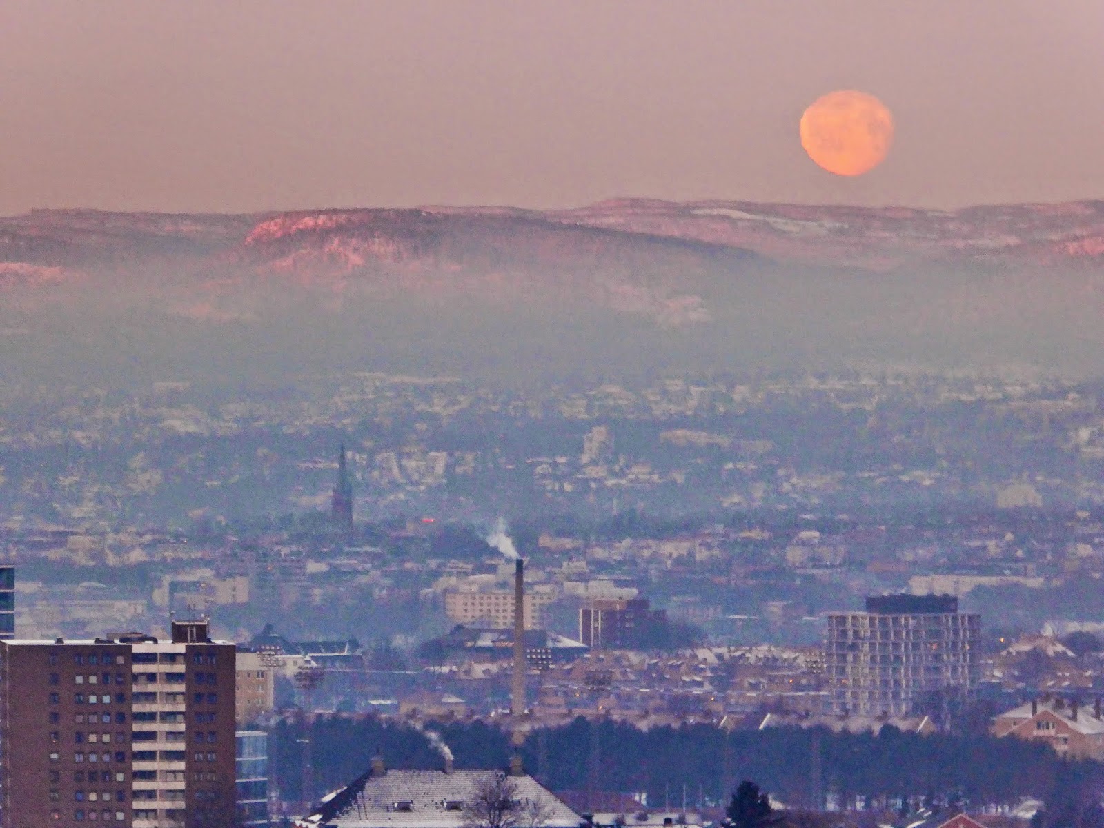 Björnidets blogg: Fullmånesken vid soluppgång i Oslo