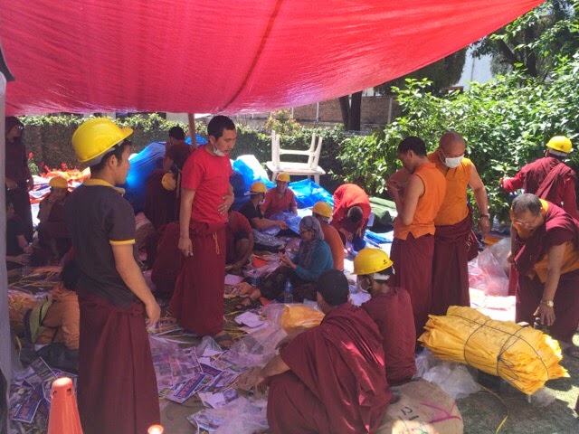 How Buddhist Monks Are Helping the Victims of the Earthquake in Nepal ...