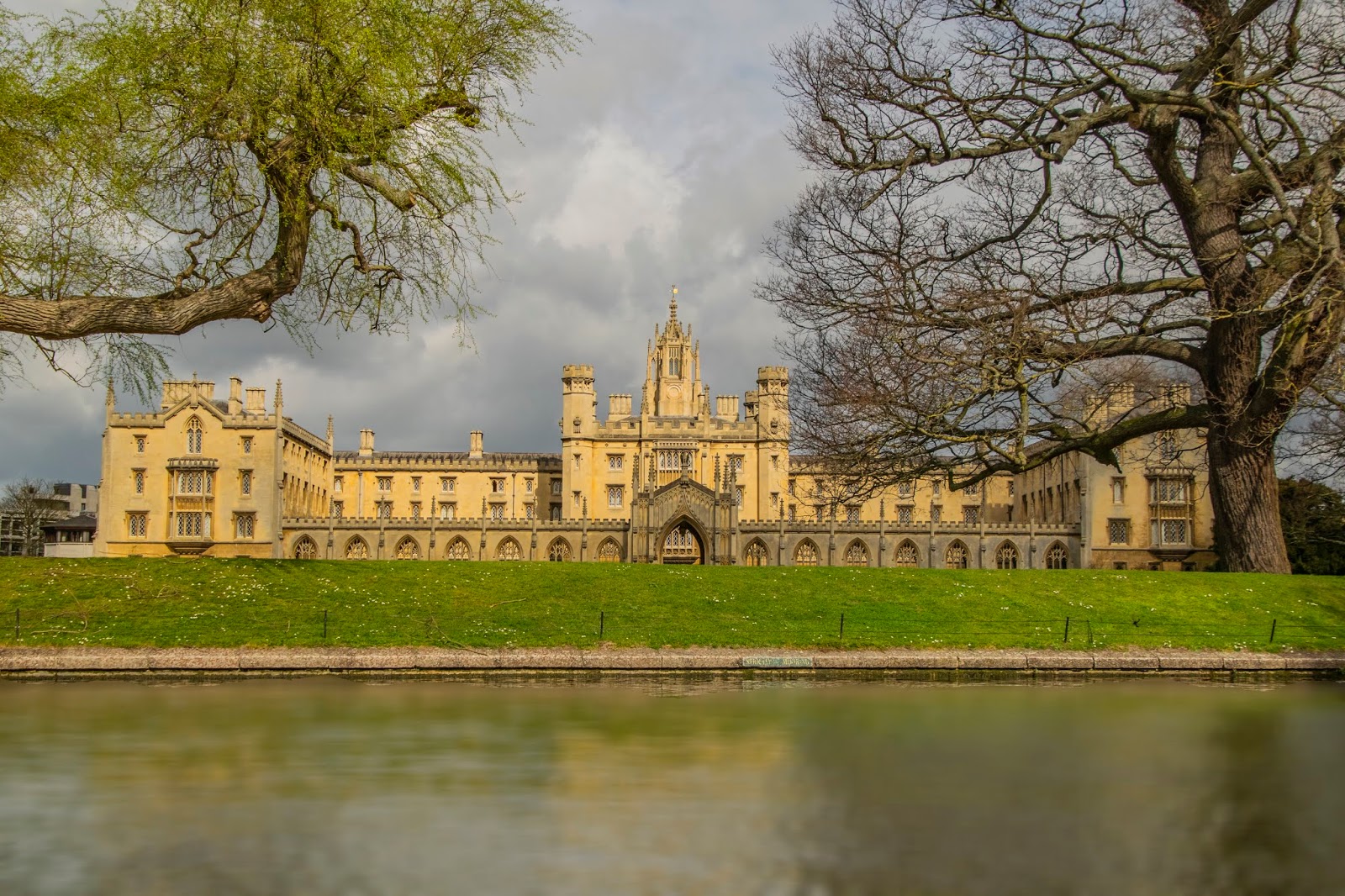 Enjoy your time with beautiful places: Punting trip in Cambridge