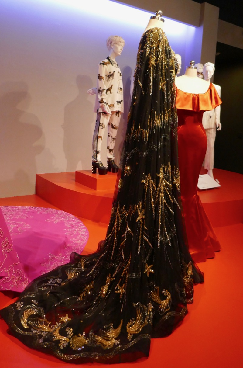 Hollywood Movie Costumes and Props: Ocean's 8 movie costumes on display ...