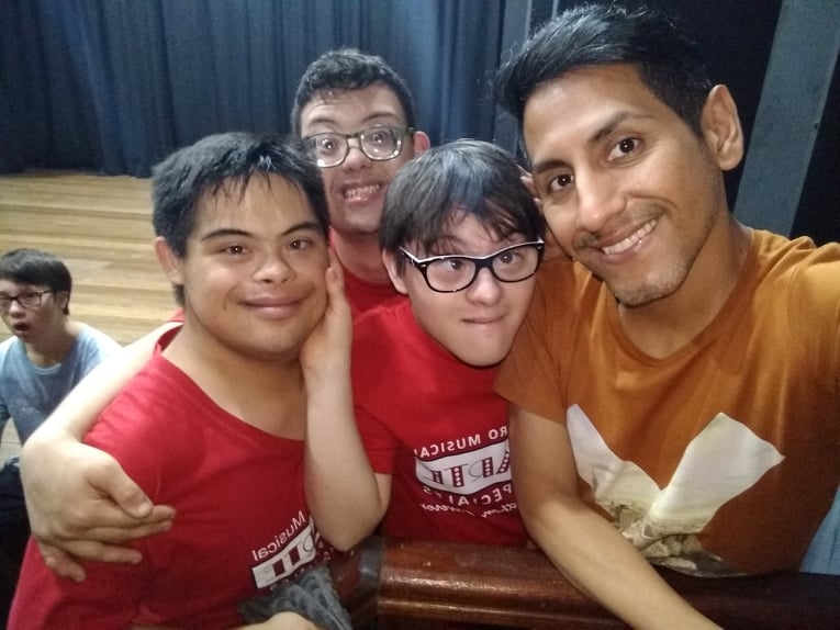 OFICIO CRÍTICO: Entrevista: JONATHAN OLIVEROS