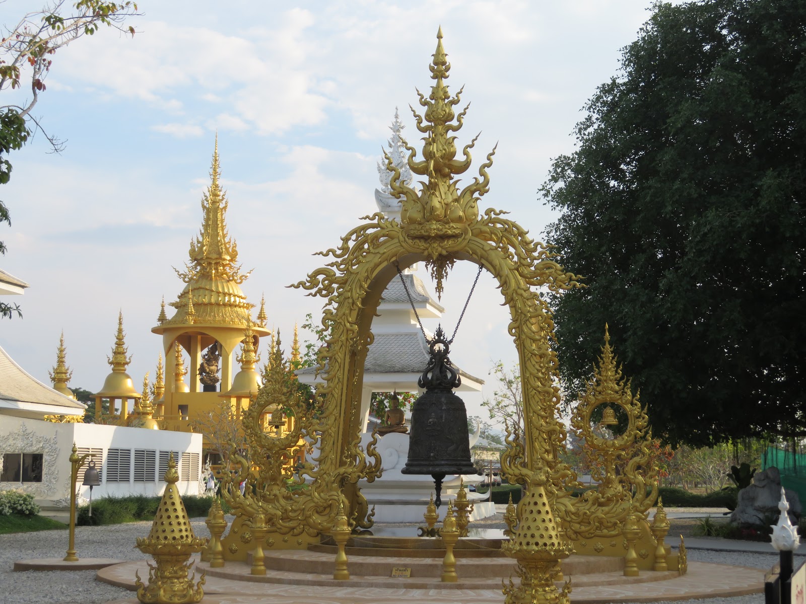 Kee Hua Chee Live!: WHITE TEMPLE OR WAT RONG KHUN IN CHIANGMAI ...
