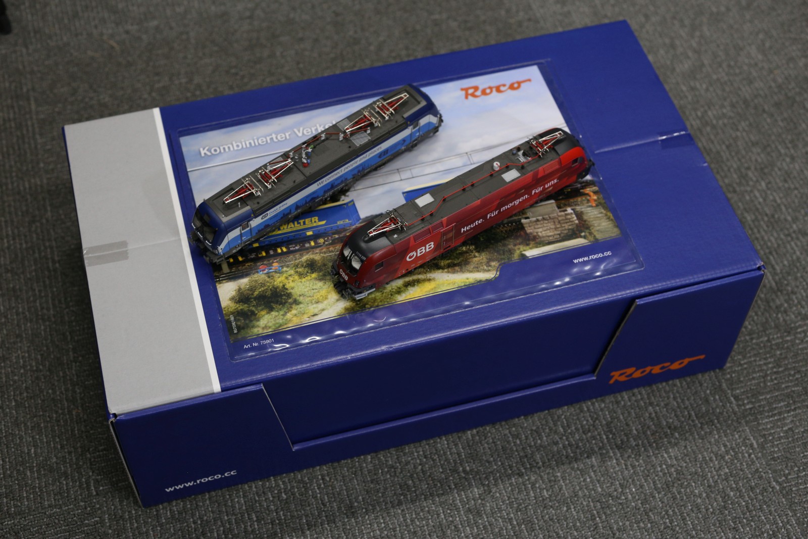 飾れるように箱の上面が立ち上がる仕組み。