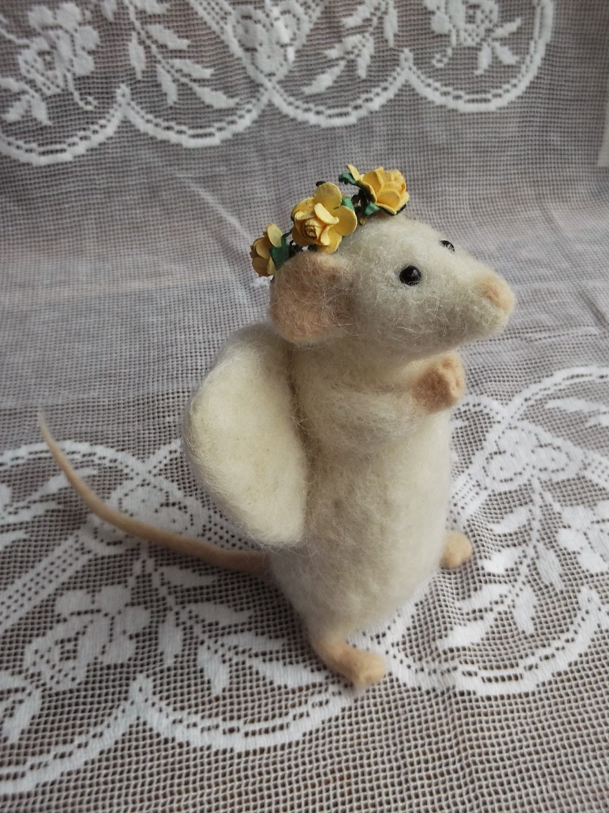 Love, Mrs Plop: Mouse Angel gets a flower garland :)