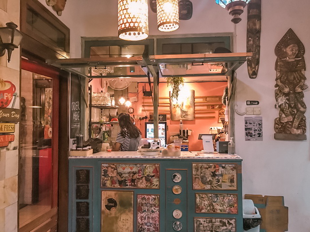 Nuansa Vintage di Fox Coffee & Roastery Jember — AINUN ISNAENI