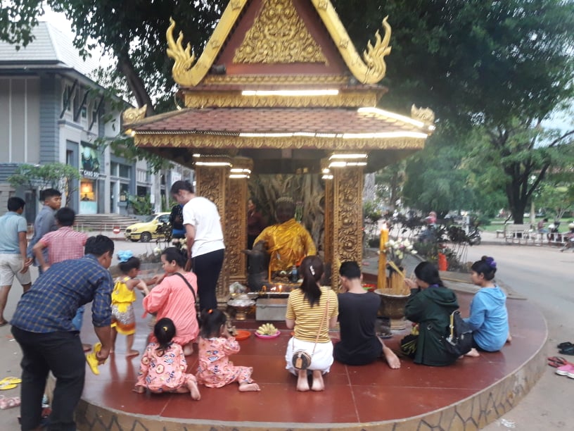 Preah Ang Chek Preah Ang Chorm & Ya Tep is the crowded Buddhist Shrines ...