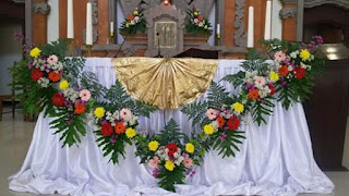 fredy: Rangkaian bunga altar Gereja Stasi Emmanuel Muncar