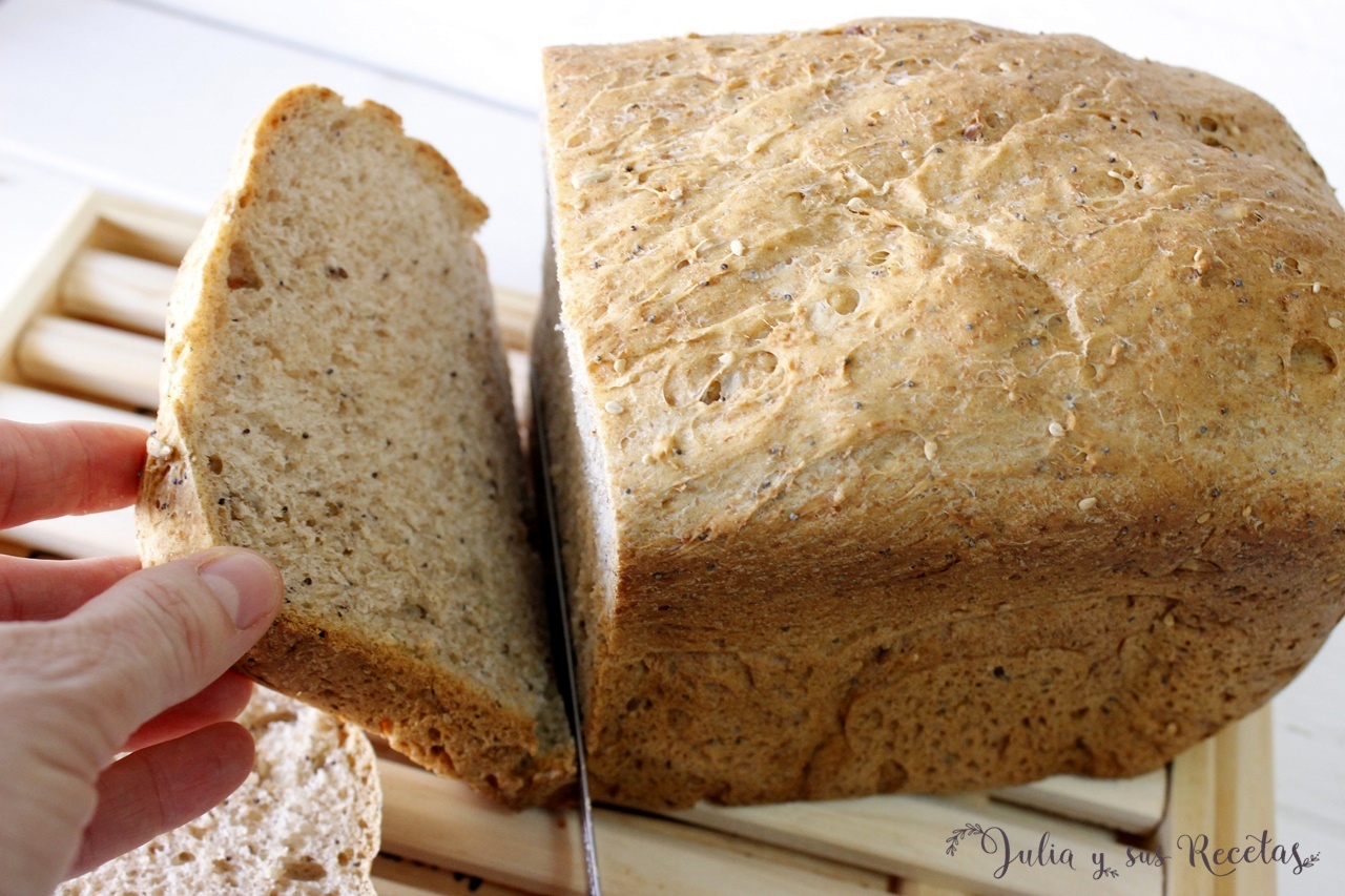JULIA Y SUS RECETAS: Pan de espelta integral con semillas en panificadora