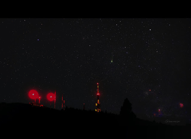 草山星空: 21P/Giacobini-Zinner 彗星從電波塔旁升起