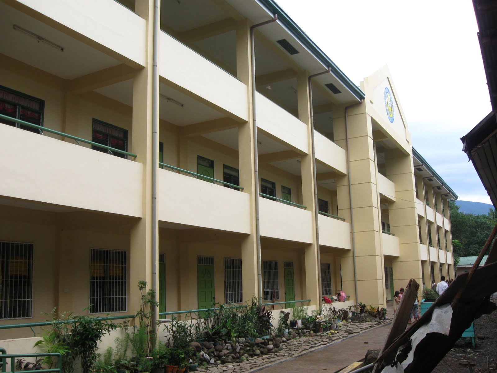 THE NEWLY-COMPLETED THREE STOREY SCHOOL BUILDING AT DON RESTITUTO BAOL ...