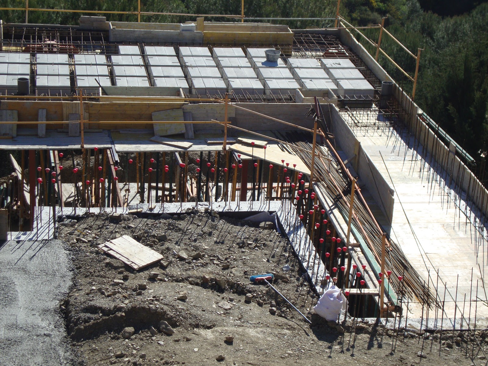 Marion Regitko Architects: El Meandro / Blinding concrete of Foyer-Level