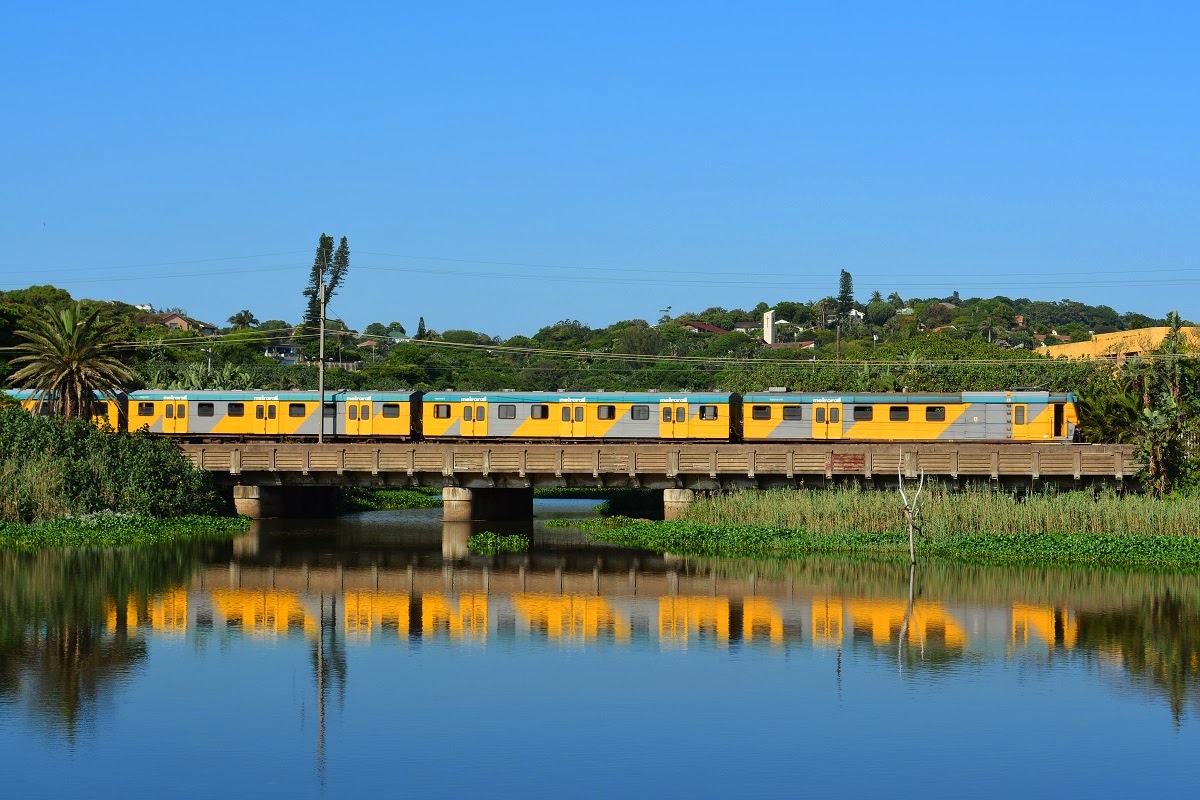 SAR CONNECTA: A 10M5 Metrorail set bound for Durban crossing the ...