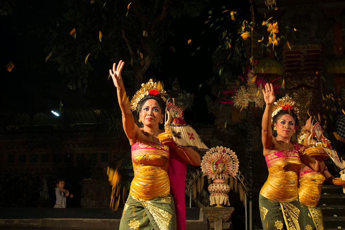 Bali Indonesia Holiday Travels: The Balinese Pendet & Panyembrama Dance