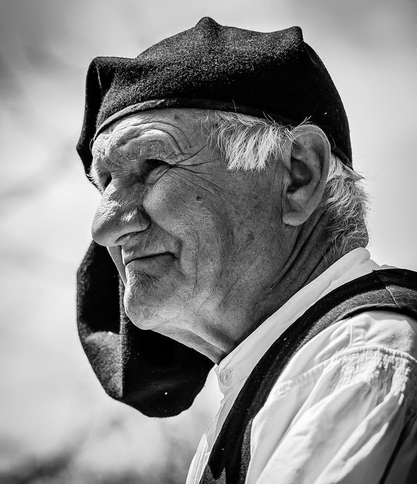 NERO SU BIANCO di Maria Antonietta : poesia...Il vecchio contadino