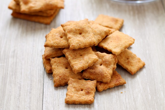 Spicy cheese crackers