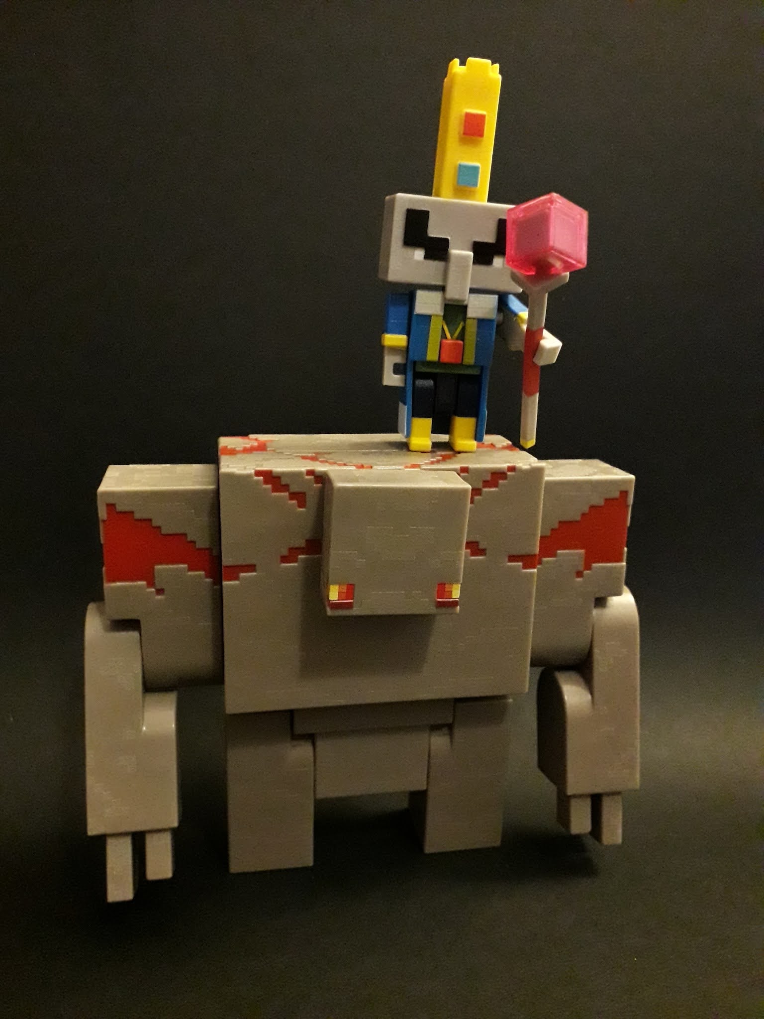 My Best Toys: Minecraft Dungeons - Arch Illager com Red Stone Golem...