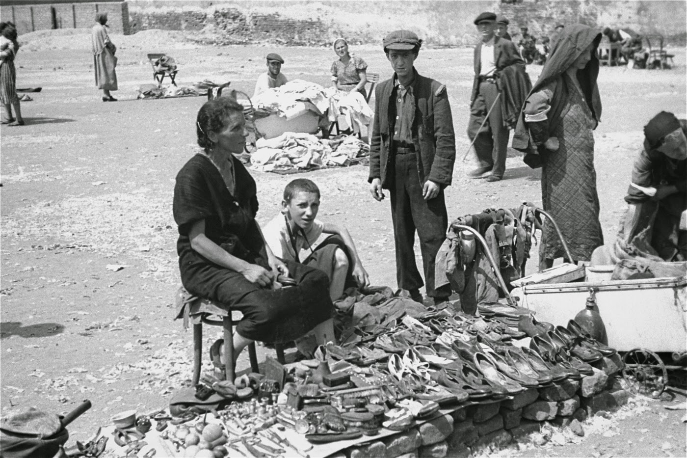 45 Astonishing Vintage Photos That Capture Daily Life in the Ghetto of ...