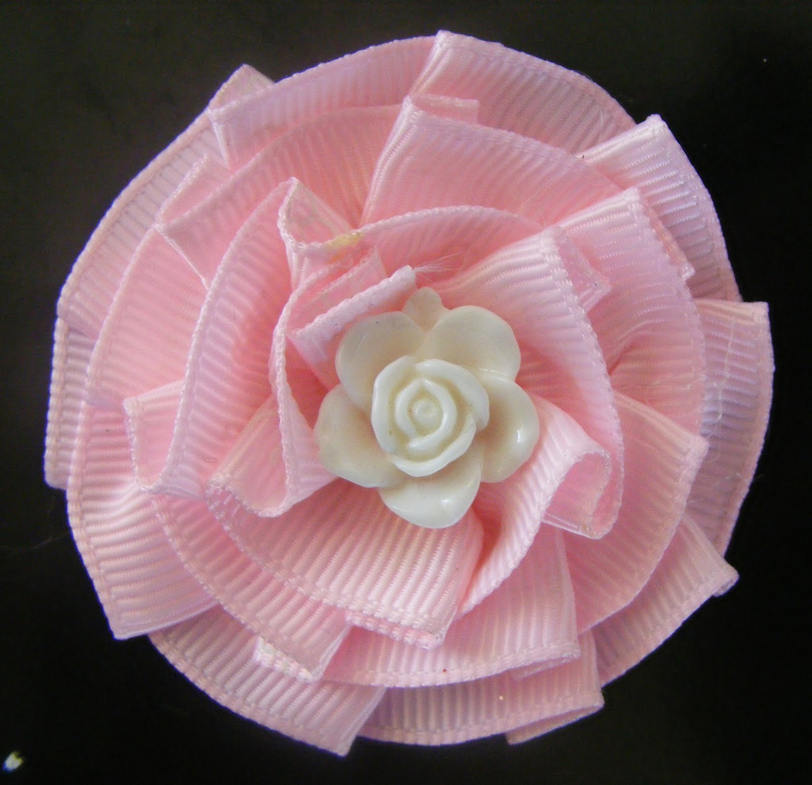Colourblast Making Ribbon Rosettes with A Version For Seamstresses Colourblast Making Ribbon Rosettes with A Version For Seamstresses