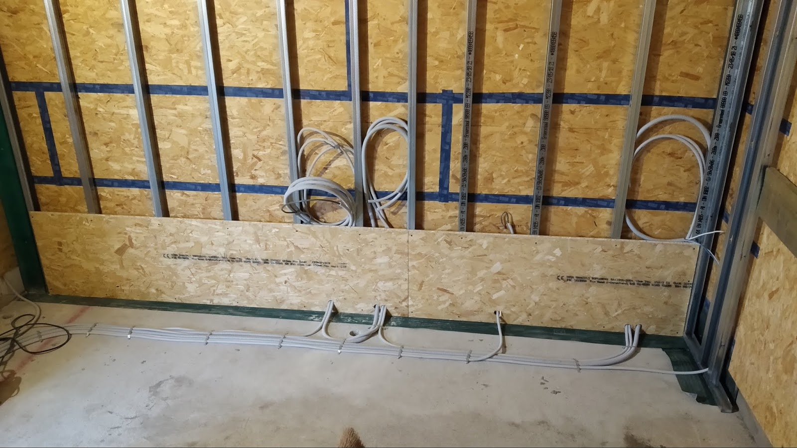 vdbeke.be: metal stud, OSB en elektriciteit keuken