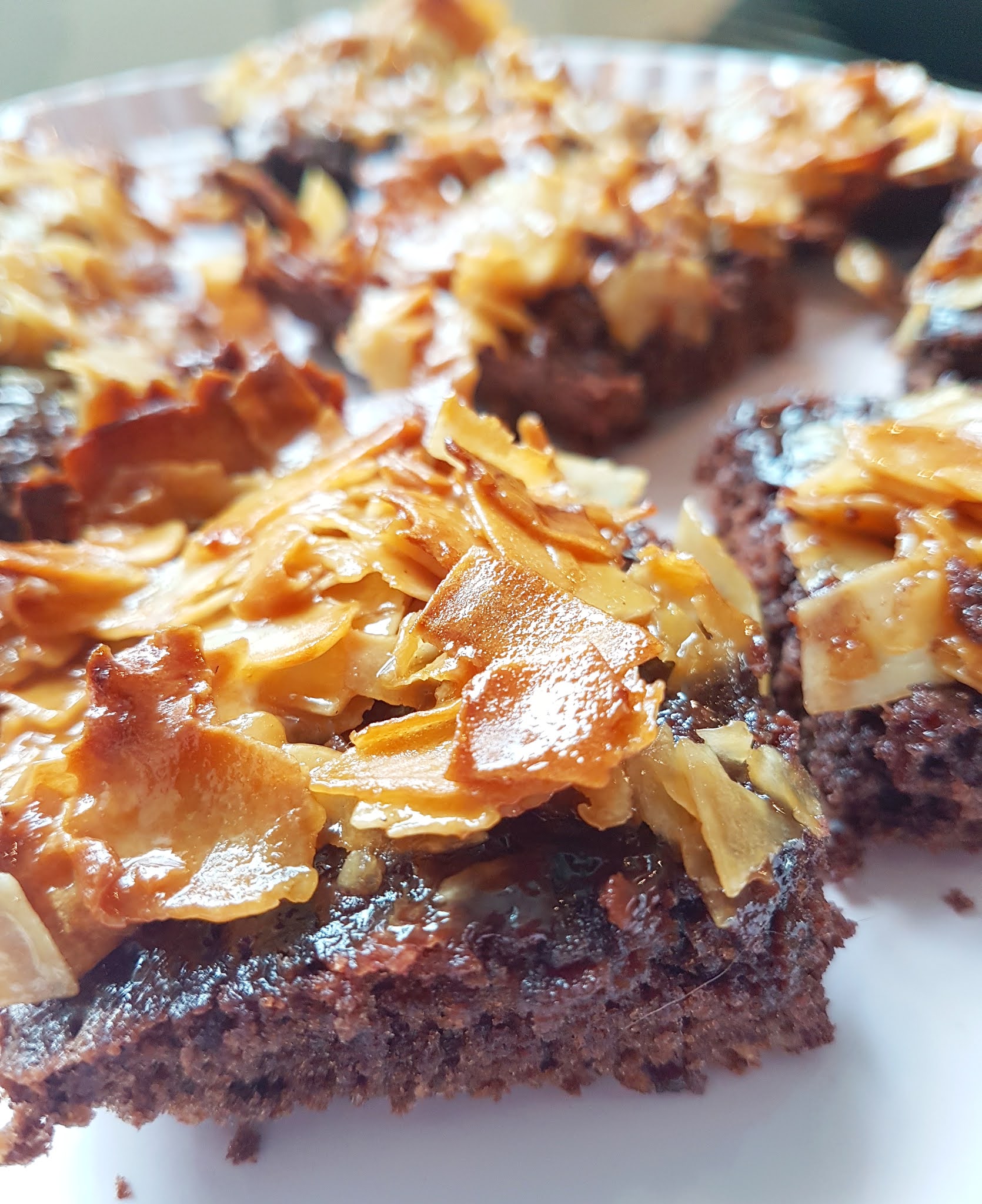 Kladdkaka med kokostosca i långpanna - Saras Eviga