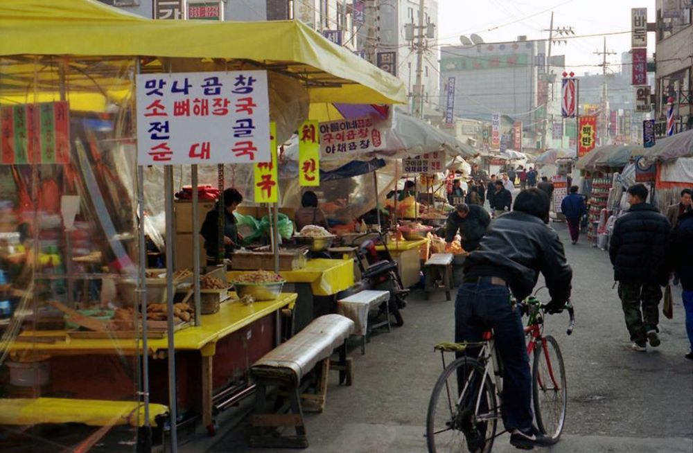 50 Candid Photographs That Capture Street Scenes of South Korea From ...