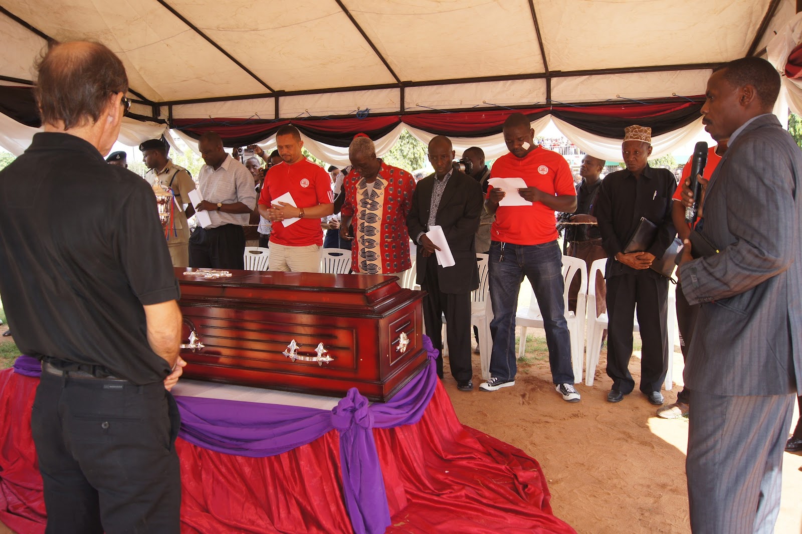 University corner: WENGI WAJITOKEZA KUUAGA MWILI WA ALIYEKUWA MCHEZAJI ...