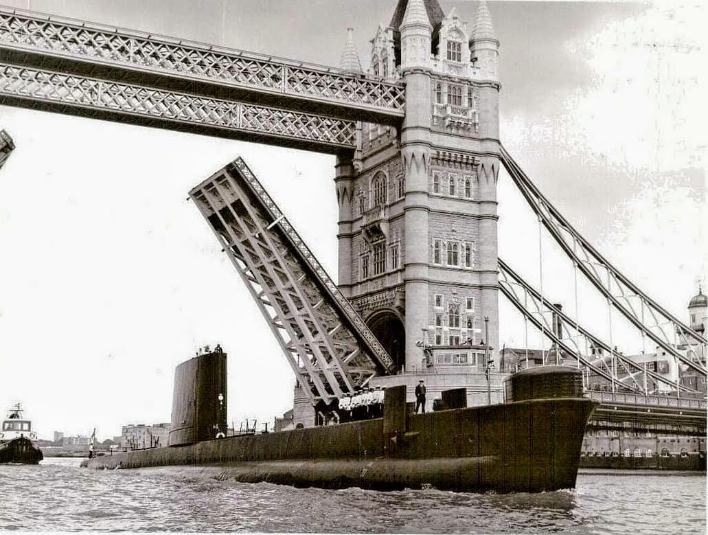 Naval News and Photos with David Arkwright: HMS Oberon under Tower ...